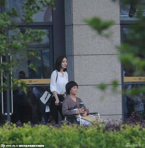 楊冪踩高跟街拍 穿著寬鬆難掩性感好身材 每日頭條