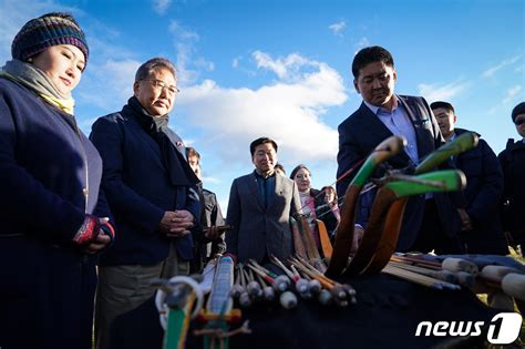 몽골 전통 활 살펴보는 박진 장관