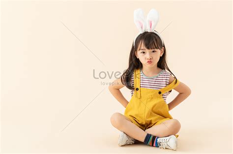 놀고 바닥에 앉아있는 어린 소녀 사진 무료 다운로드 Lovepik