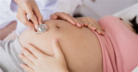 행복한 임산부는 임신 컨설턴트를 위해 병원이나 의료 클리닉의 산부인과 의사를 방문합니다 의사는 아기와 엄마의 건강 검진을 위해