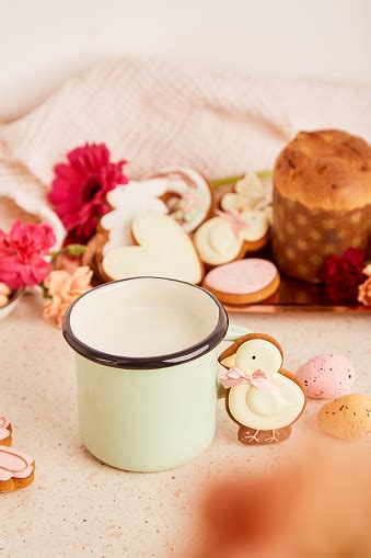 부활절 배경 완전한 장식 쿠키 우유가 든 머그잔 부활절 케이크 꽃 봄 아늑한 미적 배경 0명에 대한 스톡 사진 및 기타 이미지 Istock