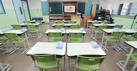 스승의날 텅 빈 교실에서 감사 인사받는 선생님