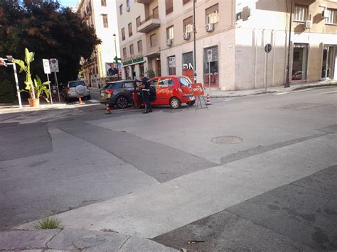 Incidente In Via La Farina Scontro Fra Due Auto Allincrocio Con Via