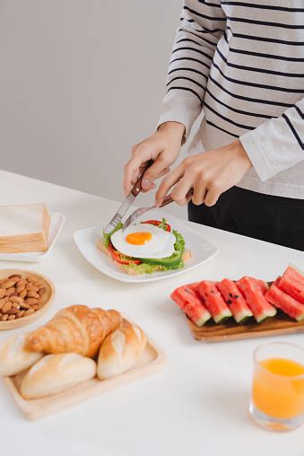 남자의 손에 종이 빵 허브 소시지와 신선한 주스에 계란을 잘라 가득 찬에 대한 스톡 사진 및 기타 이미지 가득 찬 건강하지