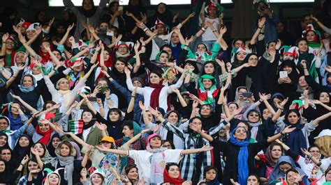 لأول مرة منذ 40 عامًا نساء إيران يحضرن مباريات كرة القدم من الاستاد