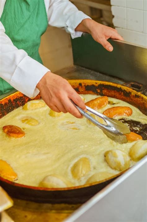 흑인과 백인 줄무늬 앞치마를 입고 남자와 여자 · 무료 스톡 사진
