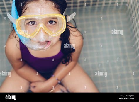 Portrait Dune Belle Petite Fille Sérieuse Samusant Avec Des Lunettes
