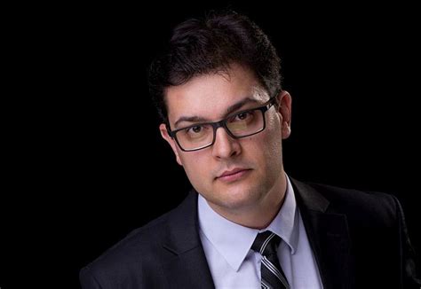 Aleksandar Kojić Dirigent Snp Trema Nestaje Sa Prvim Zvucima Uvodne Muzike Ali Put Od Poziva