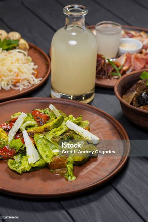 구운 돼지 갈비 절인 채소 베이컨 샐러드 검은 나무 배경에 달빛이 나는 음식 세트 0명에 대한 스톡 사진 및 기타 이미지 0
