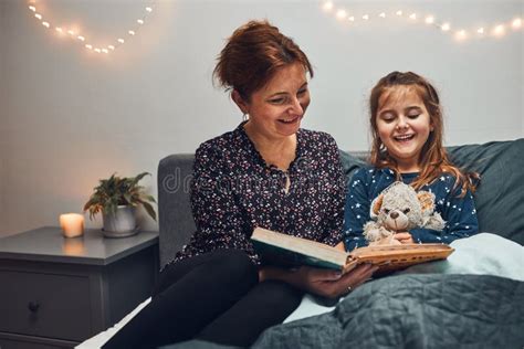 Madre Leyendo Libro Su Hija En La Cama Antes De Ir A Dormir Cuentos
