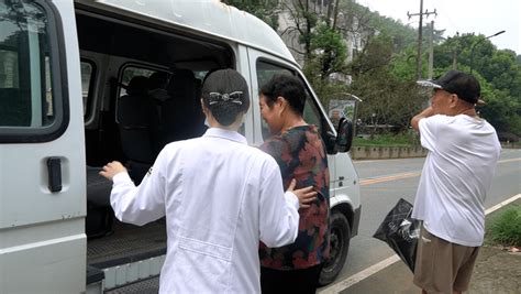 医路守护暖心接送大山里有了出入院免费接送车了 服务 大陈镇 群众