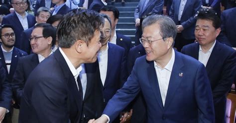 박정호 Skt사장과 인사하는 문 대통령