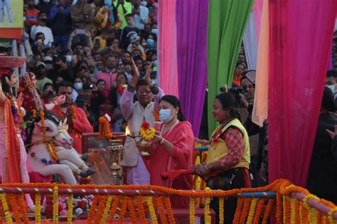 गुह्येश्वरी पुगेर राष्ट्रपति भण्डारीले गरिन् छठीमाताको पूजा फोटो फिचर