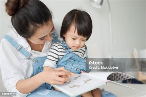 베트남 어머니와 작은 딸 여자 집에서 거실에서 함께 아침에 책을 읽고 읽기에 대한 스톡 사진 및 기타 이미지 읽기 유아