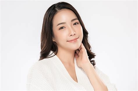 초상화 아름 다운 젊은 아시아 여자 깨끗 한 신선한 맨 피부 개념입니다 아시아 소녀 아름다움 얼굴 스킨 케어 및 건강 웰빙 얼굴 치료 완벽한 피부 자연 메이크업 흰색 배경에