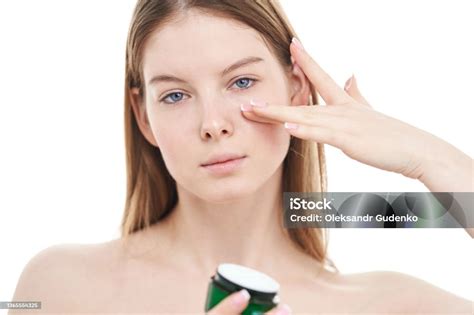 소녀는 흰색 배경에 그녀의 얼굴에 화장품 크림을 적용합니다 20 29세에 대한 스톡 사진 및 기타 이미지 20 29세 가꿔주기 건강한 생활방식 Istock