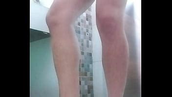 Je suis allé prendre une douche dans les toilettes publiques d un hôtel et ils m ont surpris en
