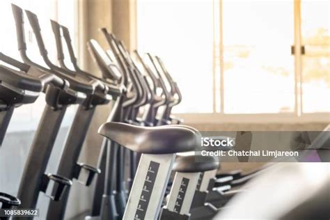 체육관 피트 니스와 운동 장비와 기계 자전거 피트 니스 클럽 훈련 체육관 현대적인 피트 니스 센터 실에서 자전거 운동 0명에 대한 스톡 사진 및 기타 이미지 Istock