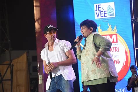 Navratri Garba Moves With A Twist Demo By Hrithik Roshan And