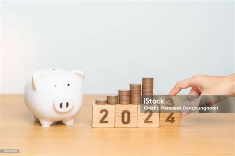 돼지 저금통으로 새해 복 많이 받으세요 2023년을 2024년 블록으로 바꾸세요 결의안 목표 계획 행동 저축 퇴직 기금 연금