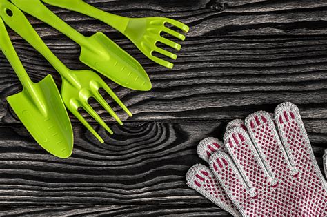 원예 도구 개념 스페이드 포크 레이크 및 장갑은 검은 흰색 나무 배경에 텍스트 플랫 평신도 상단보기를위한 공간이 있습니다 0명에 대한 스톡 사진 및 기타 이미지 Istock