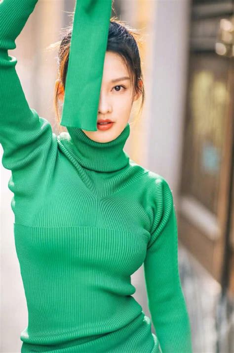 李沁太会玩了，全身裹满“草地绿”，不仅显白还显得身材很完美！设计