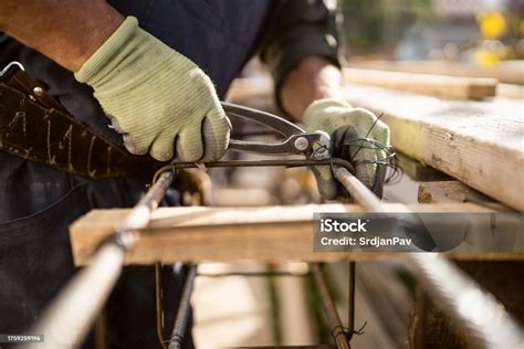 철근을 만들면서 펜치를 사용하여 와이어를 조이는 알아볼 수 없는 건설 노동자 Diy에 대한 스톡 사진 및 기타 이미지 Diy 강철 개발 Istock