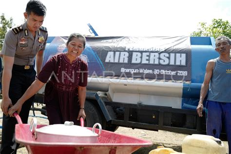 PEMBAGIAN AIR BERSIH ANTARA Foto