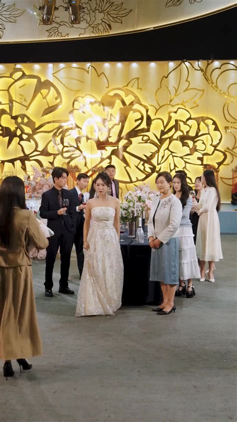 【天要下雨娘要嫁人】女人被心機母女欺辱，沒想到她是總裁夫人，商場經理立馬慌了，跪求女人原諒 【天要下雨娘要嫁人】女人被心機母女欺辱，沒想到