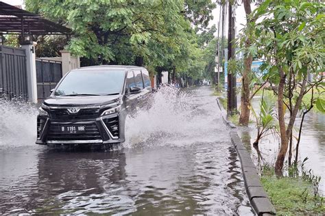 Banjir Genangi Dua Ruas Jalan Di Jakarta Akibat Hujan Deras BPBD DKI
