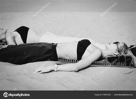 Extreme Yoga Entspannung Und Selbstentwicklung Schöne Frauen Liegen