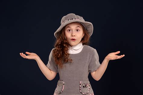 검은 배경에 포즈를 취하는 길고 곱슬 머리로 사랑스러운 어린 아이의 스튜디오 샷 갈색 머리에 대한 스톡 사진 및 기타 이미지 갈색 머리 감정 곱슬 머리 Istock