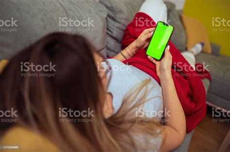 알아볼 수 없는 여자가 집에서 쉬고 침대에 누워 스마트폰을 사용하고 있다 25 29세에 대한 스톡 사진 및 기타 이미지 25