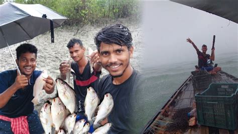 প্রচণ্ড বৃষ্টিতে জমিয়ে মাছ ধরলাম সুন্দরবনের নদীতে😍 Fishing Raining