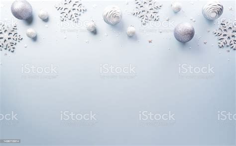 크리스마스와 새해 배경 장식 개념 파스텔 블루 배경에 크리스마스 공 별 눈송이의 상위 뷰 겨울에 대한 스톡 사진 및 기타 이미지 Istock