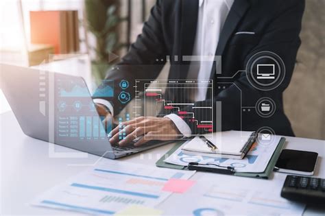 사업가 손 프로젝트 관리자 작업 및 업데이트 작업 및 Gantt 차트 일정 가상 다이어그램 사무실에서 노트북 프리미엄 사진
