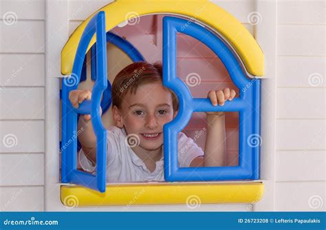 Bambino Sveglio Che Gioca Nella Casa Del Giocattolo Fotografia Stock Immagine Di Svago Gioia
