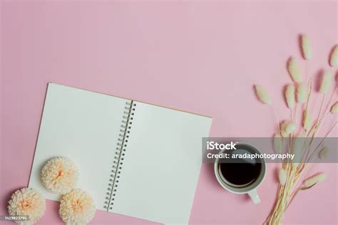 ピンクの背景にコーヒーと花が咲く白いノート からっぽのストックフォトや画像を多数ご用意 からっぽ オフィス カップ Istock