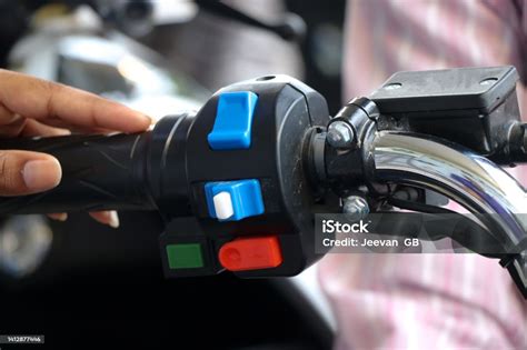 자전거 손잡이 또는 핸들바에 손이 닿는 다양한 유형의 제어 스위치 강철에 대한 스톡 사진 및 기타 이미지 강철 거리 고정됨 Istock