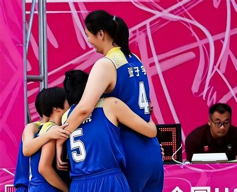 2米26女魔兽统治力超姚明！轰4415打脸女篮，不选她成绩历史最烂 哔哩哔哩