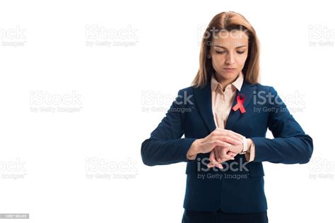 시간을 확인 하는 소송에 빨간 리본으로 매력적인 사업가 세계 에이즈의 날 개념에 고립 World Aids Day에 대한 스톡