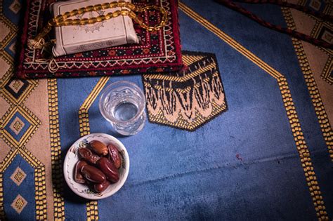 물과 날짜 Iftar는 저녁 식사입니다 카펫에 장식 라마단 카림 휴일의 보기 축제 인사말 카드 이슬람 거룩한 달 라마단 카림에