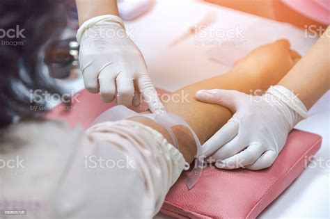 간호사는 혈액 검사를 위해 팔 환자에게서 혈액 샘플을 그리기 준비합니다 그리기에 대한 스톡 사진 및 기타 이미지 그리기 실험실 환자 Istock