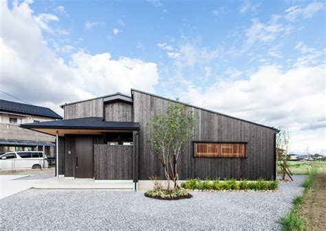 平屋のように見える2階建て Residential Architecture Modern Architecture Exterior