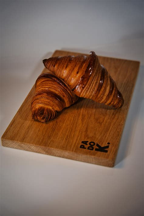 흰색 트레이에 담긴 맛있는 아티산 크루아상 · 무료 스톡 사진