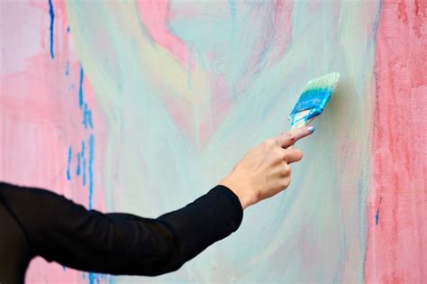 Pintor De Sexo Femenino Dibujo A Mano Pintura Abstracta Con Pincel Ancho Pintura Al Leo Sobre