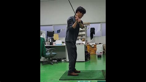 헤드무게로 다운스윙 연습손에 힘이 최소로 들어가는 샤프트각도로 내리면 헤드무게 느껴지겠죠 Youtube