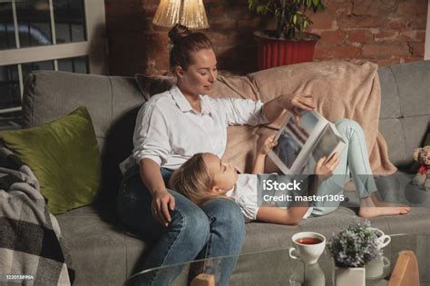 격리 하는 동안 집에서 자기 절연 하는 동안 어머니와 딸 가족 시간 아늑하고 편안 하 게 가정 생활에 대한 스톡 사진 및 기타