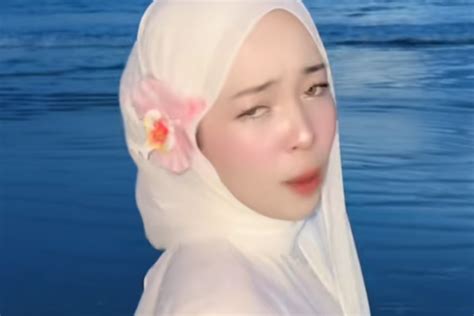 Biodata Profil Emny Emyra TikToker Asal Malaysia yang Viral Usai Bikin ...