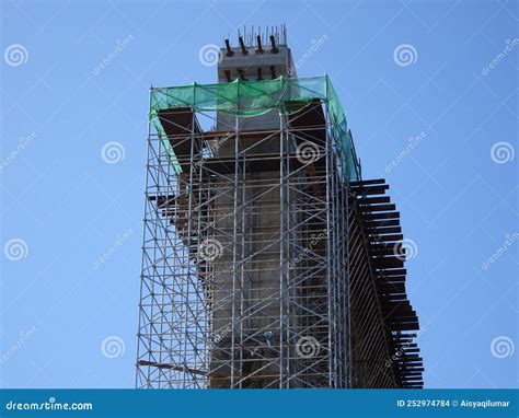 Installation Of Temporary Scaffolding For The Construction Of Tall Concrete Structures